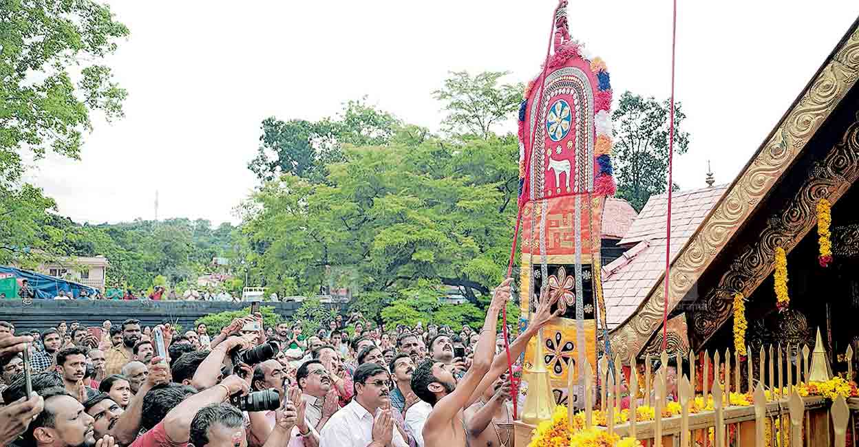 ഭക്തിയുടെ തിരയേറി ഓമല്ലൂർ ക്ഷേത്രം ഉത്സവക്കൊടിയേറ്റ്