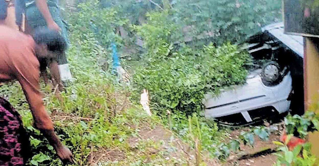താഴ്ചയിലേക്ക് കാർ മറിഞ്ഞ് 2 പേർക്ക് പരുക്ക്