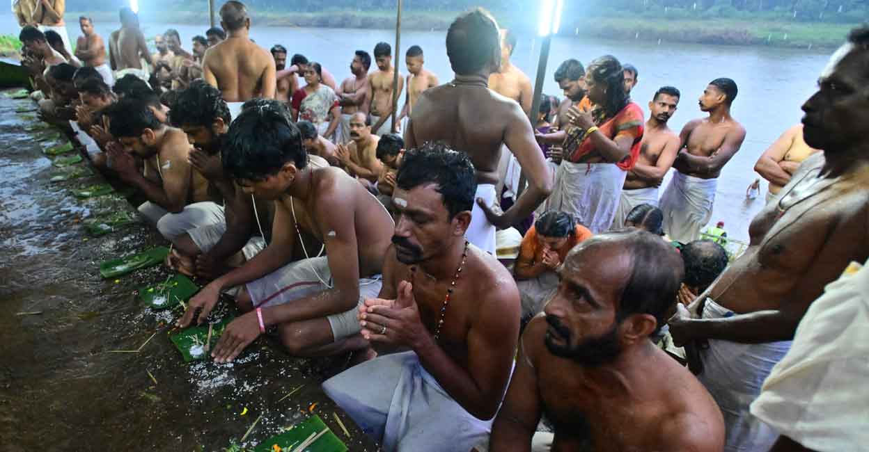 കർക്കടക വാവുബലി തർപ്പണം: വിവിധ ജില്ലകളിൽനിന്നുള്ള ചിത്രങ്ങൾ | Karkidaka Vavu Bali | കർക്കടക ...