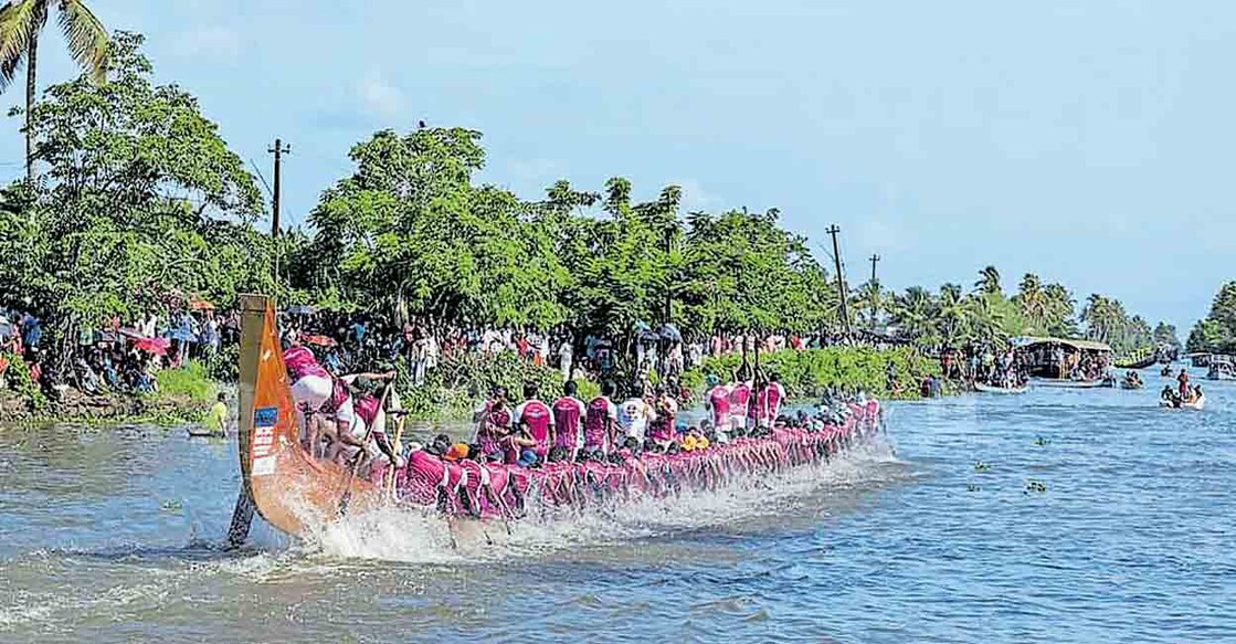 പുന്നമടക്കായലിൽ ചരിത്രം കുറിച്ച് നിരണം ചുണ്ടൻ