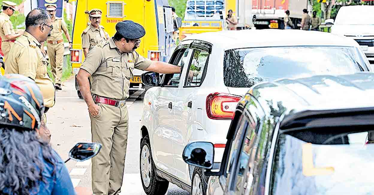 ‘നിയമം പാലിക്കൂ, അപകടം ഒഴിവാക്കൂ’; മണിക്കൂർ നീണ്ട പരിശോധന നടത്തി മോട്ടർ വാഹന വകുപ്പ് | Kerala ...