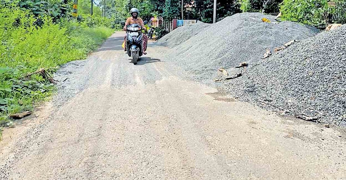റോഡരികിലെ മെറ്റൽകൂന അപകടഭീഷണി