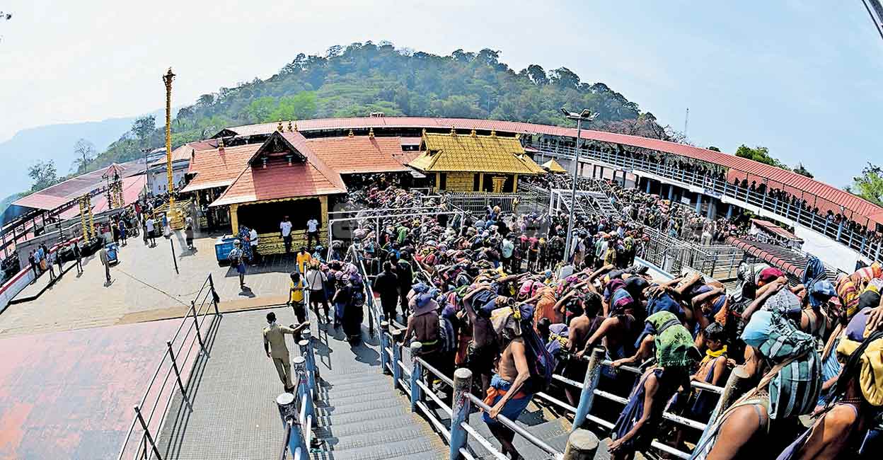 പതിനെട്ടാംപടി കയറാനുള്ള നിര നീളുകയാണ് ... അപ്പാച്ചിമേട് വരെ ...