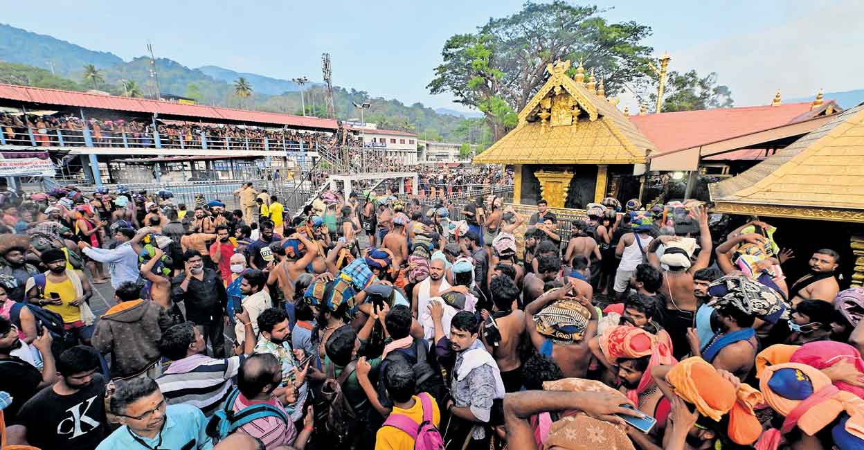 ശബരിമലയിൽ തീർഥാടക പ്രവാഹം : മരക്കൂട്ടം മുതൽ പതിനെട്ടാംപടി വരെ എത്താ ...