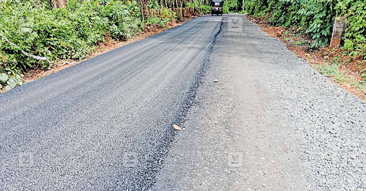 രണ്ട് വർഷത്തെ ദുരിത യാത്രയ്ക്ക് അവസാനം; പുതമൺ– വയലത്തല റോഡിൽ ടാറിങ് ...