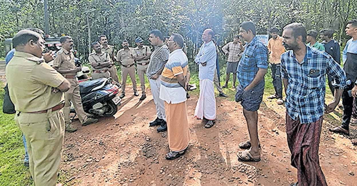 കാട്ടാനകൾ വീണ്ടും; വനംവകുപ്പ് ഉദ്യോഗസ്ഥരെ തടഞ്ഞുവച്ച് നാട്ടുകാർ | wild ...