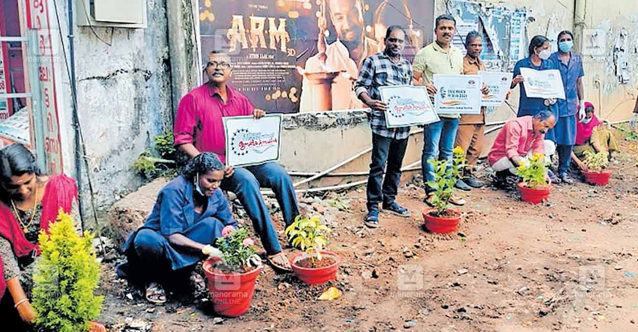 മാലിന്യമെല്ലാം നീക്കം ചെയ്ത് ചെടി വച്ചു; ചെളി മാറി | Adoor Municipality ...