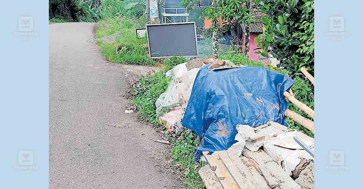 വീടുകളിൽനിന്നു ശേഖരിക്കുന്ന മാലിന്യം റോഡരികിൽ; നീക്കണമെന്നു നാട്ടുകാ ...