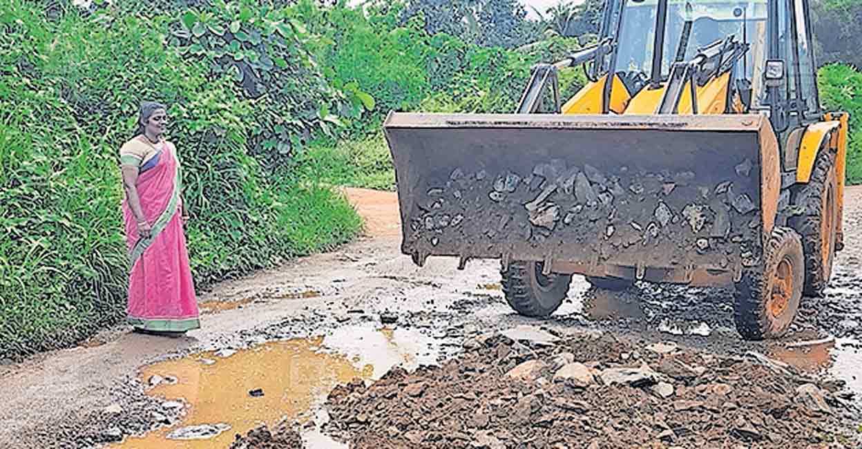 സ്വന്തം ചെലവിൽ ‌റോഡ് നന്നാക്കി പഞ്ചായത്ത് പ്രസിഡന്റ് | Ittiyapara ...
