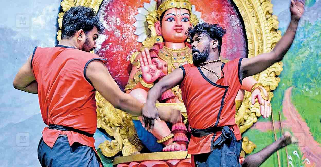 പതിവ് തെറ്റിക്കാതെയെത്തി വല്ലഭട്ട കളരിസംഘം | Kalaripayattu | Martial ...