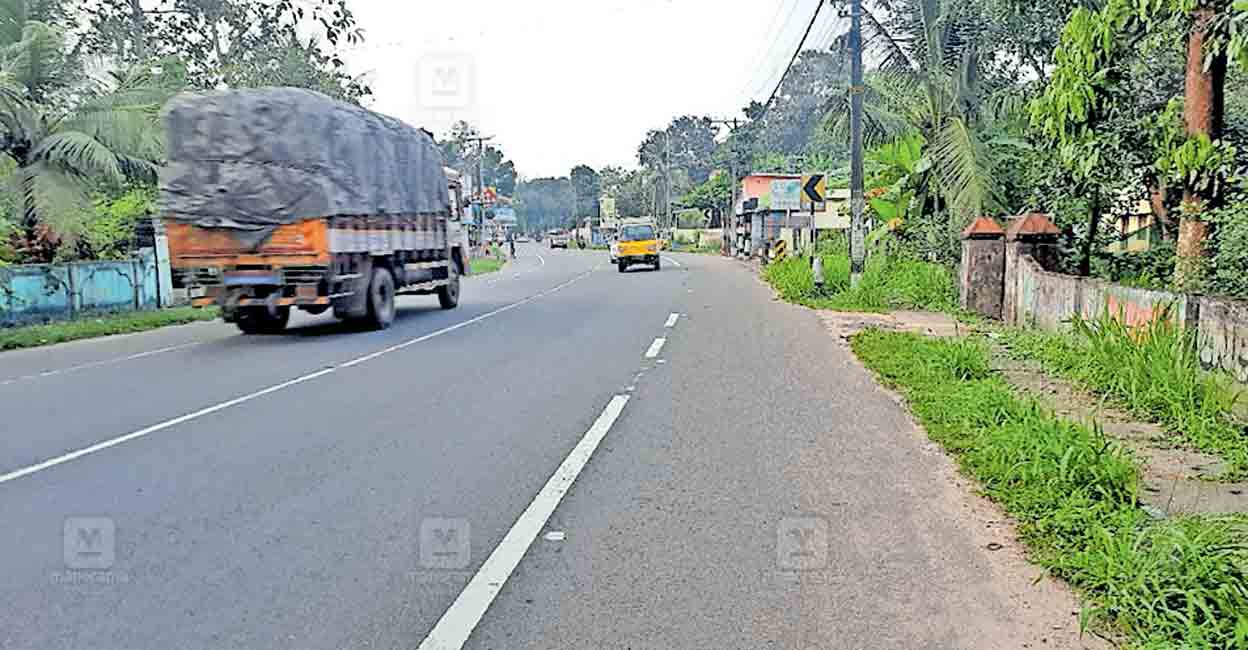 നേർരേഖ പോലെ റോഡ്; വളവിലേക്ക് പ്രവേശിക്കുമ്പോൾ നേർക്കു നേർ കൂട്ടിയിടിച്ച് അപകടം | Enathu ...