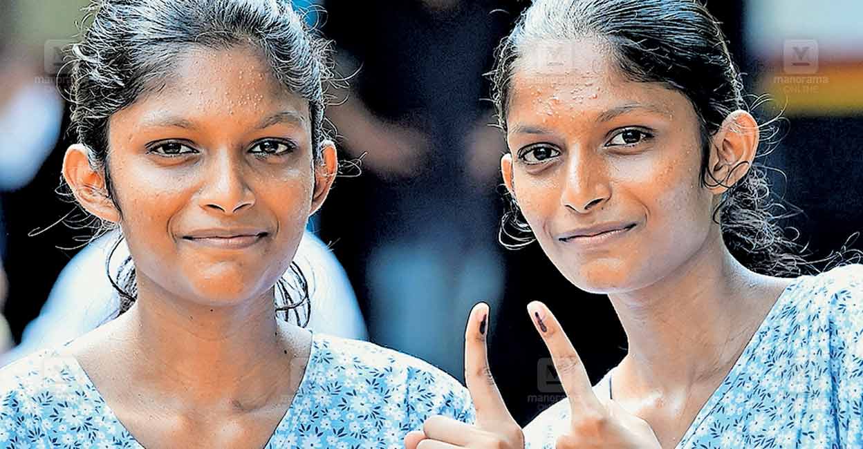 ഒരുമിച്ചെത്തി കന്നിവോട്ട് ചെയ്ത് ഇരട്ടകളായ കെസിയയും കേരണും