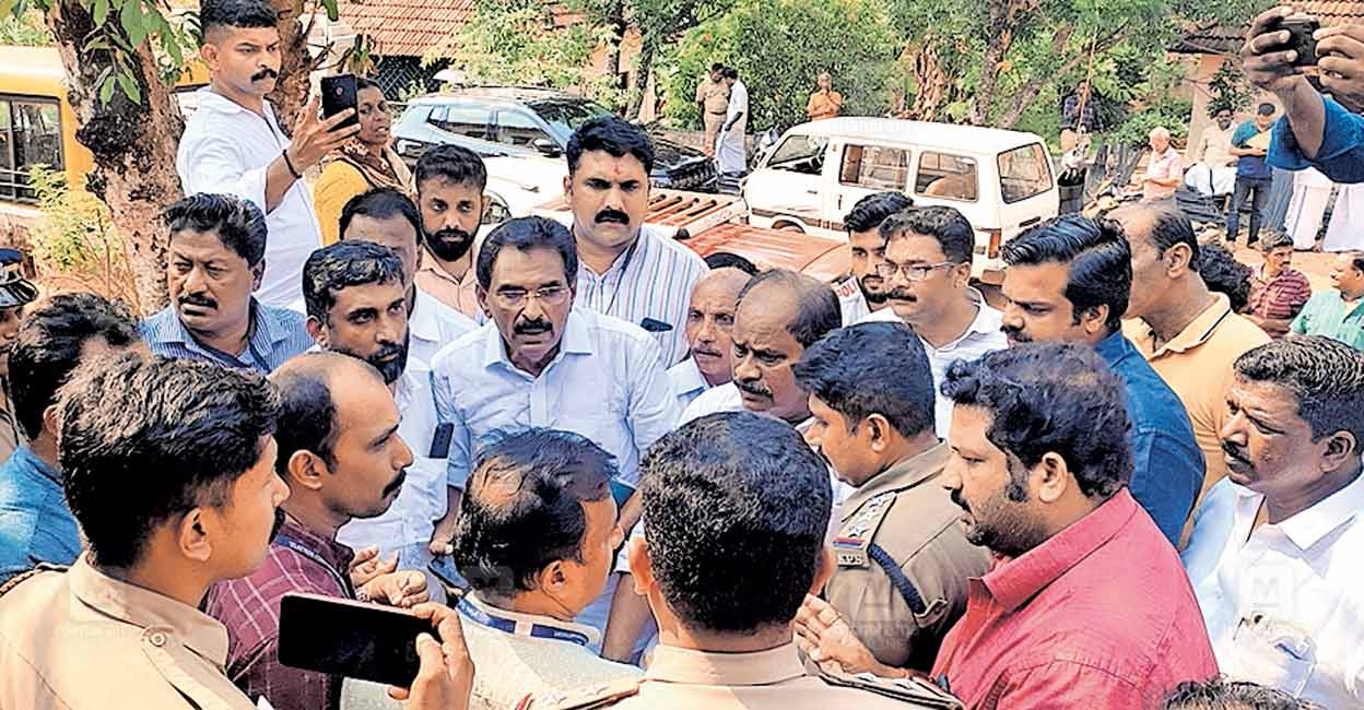 കോൺഗ്രസിന് വോട്ട് ചെയ്തപ്പോൾ തെളിഞ്ഞത് താമര ചിഹ്നമെന്നു പരാതി: പ്രതിഷേധം