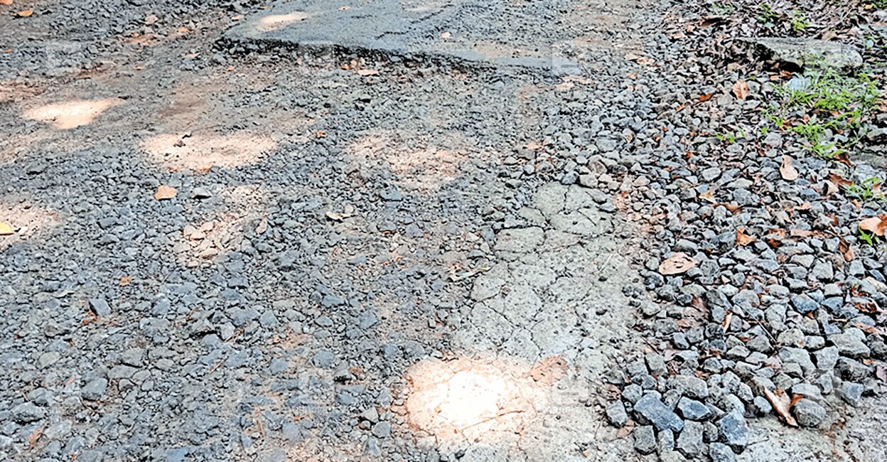 ടാറിങ്ങിളകി റോഡ് തകർന്ന നിലയിൽ