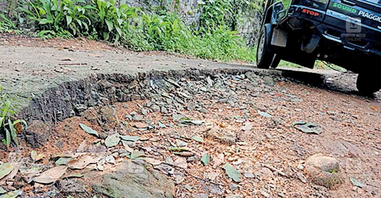 വാഹനങ്ങൾക്ക് കെണിയൊരുക്കി പുള്ളോലി പാലത്തിന്റെ സമീപന പാത