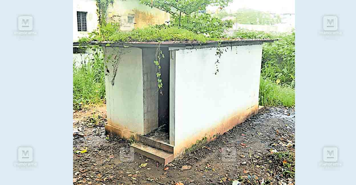 മാലിന്യക്കൂമ്പാരമായി തിരുവല്ല നഗരസഭ സ്വകാര്യ ബസ് സ്റ്റാൻഡിനോടു ചേർന്ന ...