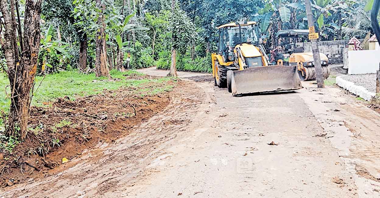 നിർമാണ കരാർ ഉറപ്പിച്ചില്ലെങ്കിലും റോഡ് നന്നാക്കി കരാറുകാരൻ | Ranni ...