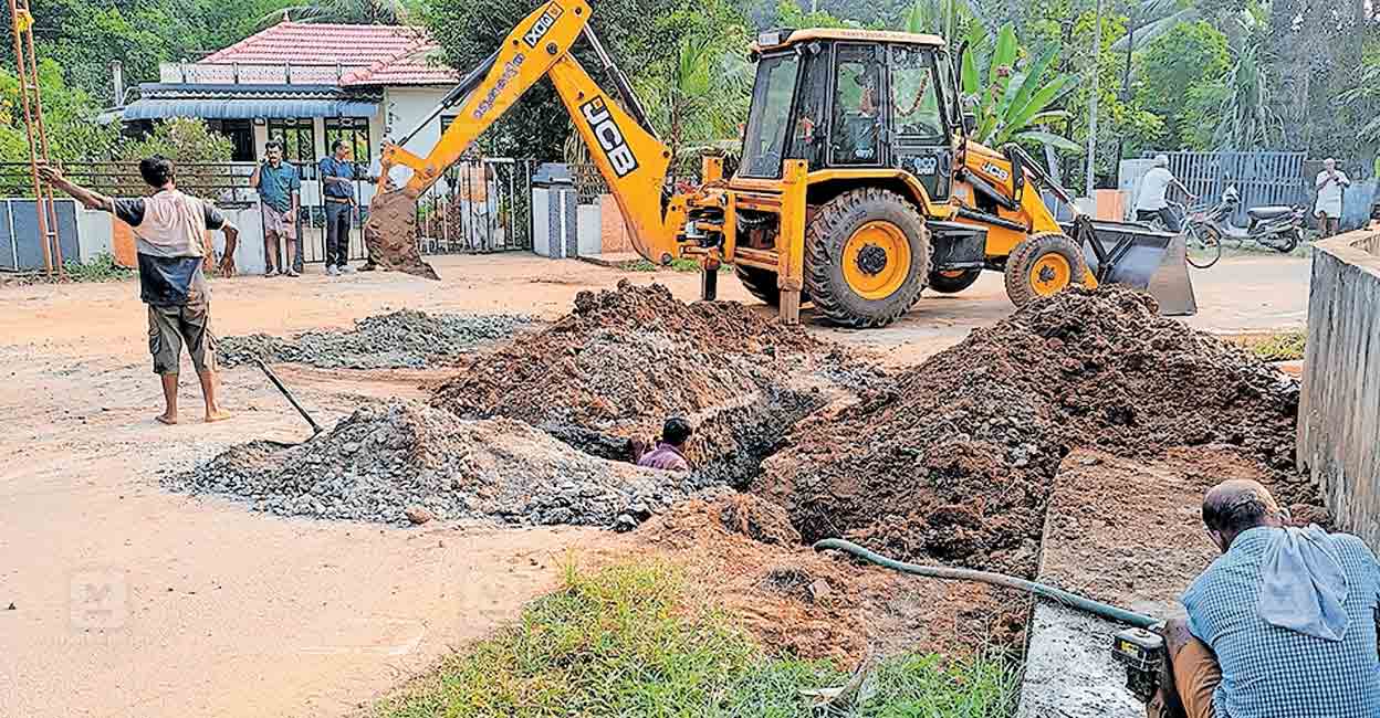 പൈപ്പ് പൊട്ടി, വാൽവ് അടച്ചു; റോ‍ഡ് കുഴിച്ചു, പൈപ്പ് കണ്ടില്ല! | Kuttoor ...