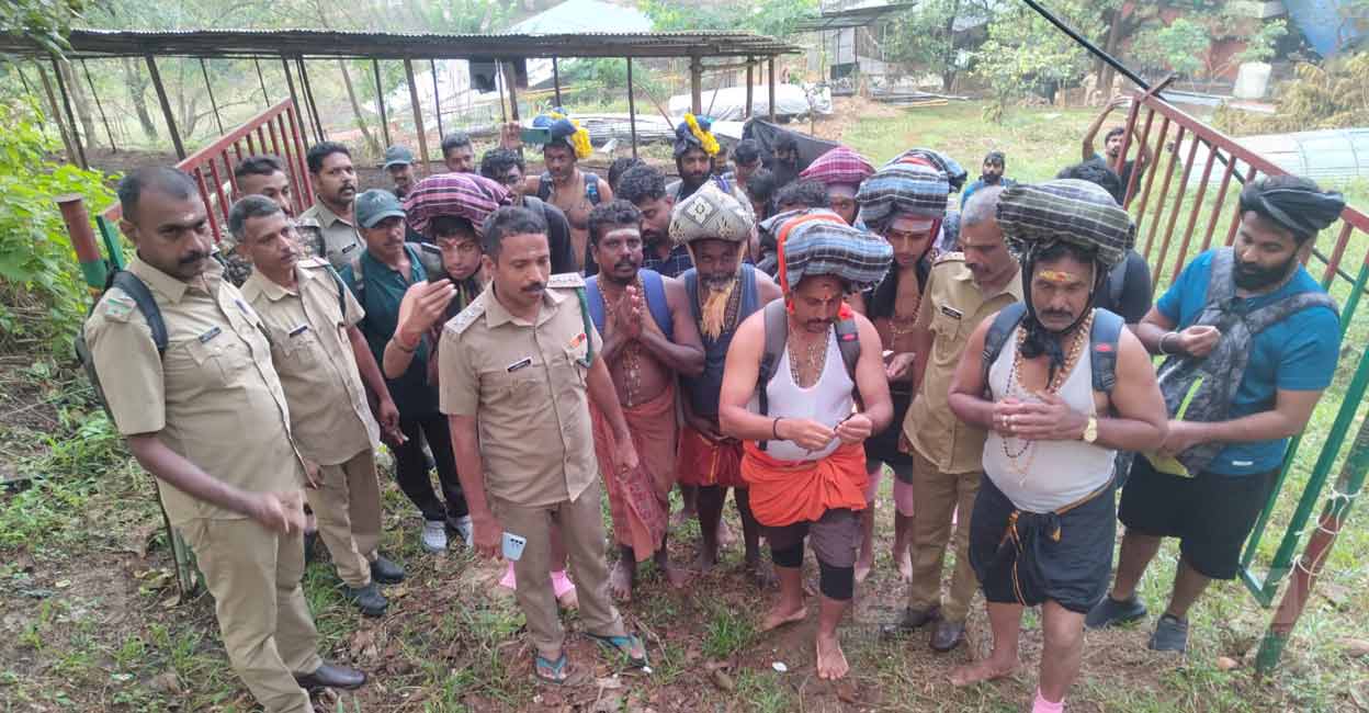 തേങ്ങ ഉടച്ച് കർപ്പൂരാഴി ഉഴിഞ്ഞ് പരമ്പരാഗത കാനന പാത വഴി ആദ്യ സംഘം യാത്ര ...