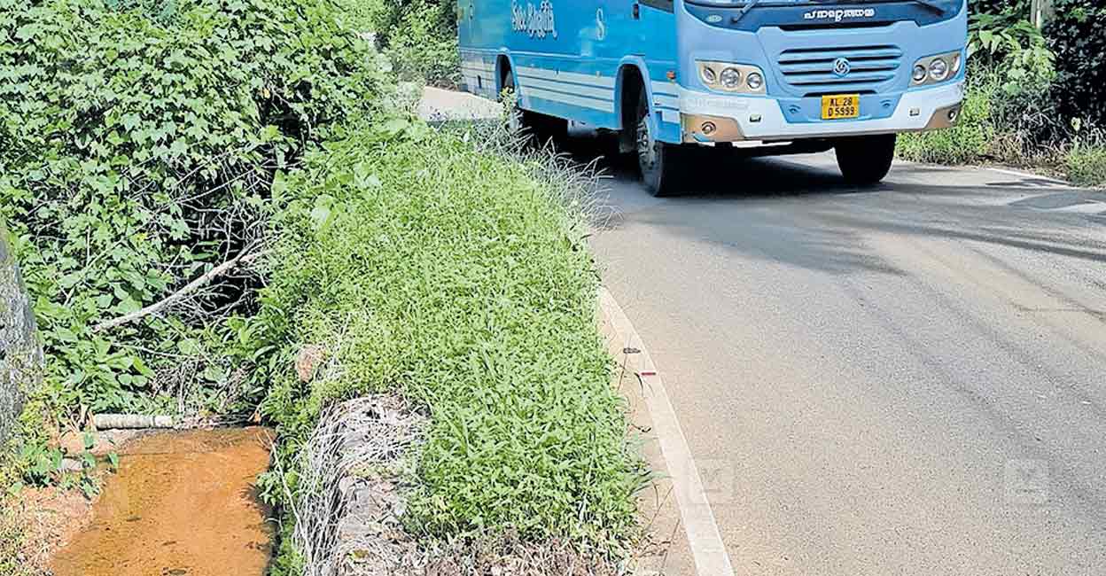 റോഡ് നന്നാക്കി; പക്ഷേ ഇടിതാങ്ങി സ്ഥാപിച്ചില്ല | Road safety Kottanad ...