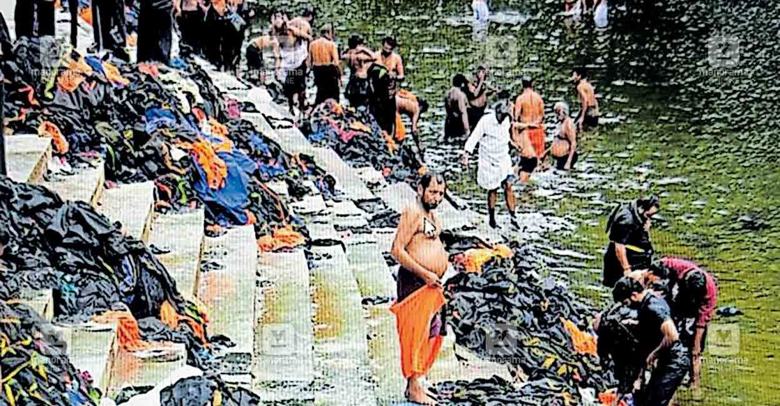 തീർഥാടക വസ്ത്രങ്ങൾ കുന്നുകൂടി മലിനമായി പമ്പ | Sabarimala | Pamba River ...