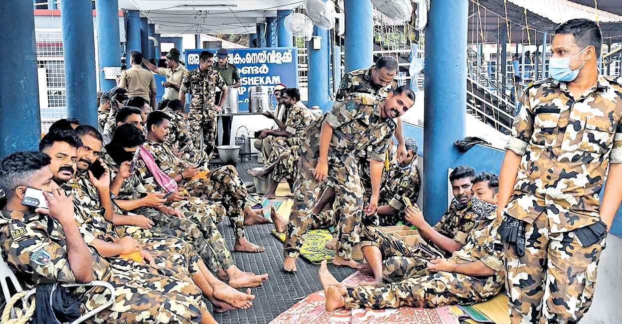 1500 പേർ കാത്തുനിൽക്കുമ്പോൾ ഒരു ബസ് എത്തും; മടക്കയാത്രയും കഠിനം ...