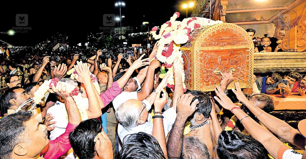 ആത്മനിർവൃതി: തങ്ക അങ്കി ചാർത്തി ദീപാരാധന | Sabarimala | Sabarimala ...