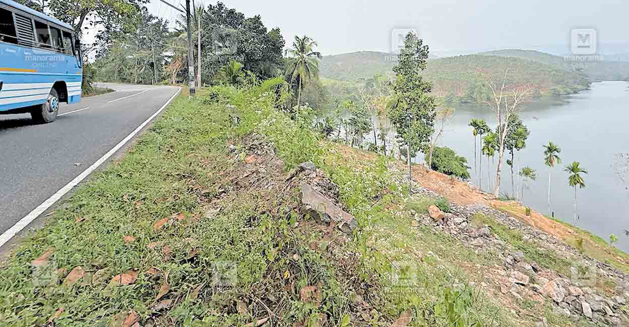 ഭീതിയുണർത്തി ജലസംഭരണി; ഇടിതാങ്ങി ആവശ്യപ്പെട്ട് യാത്രക്കാർ | Maniyar ...