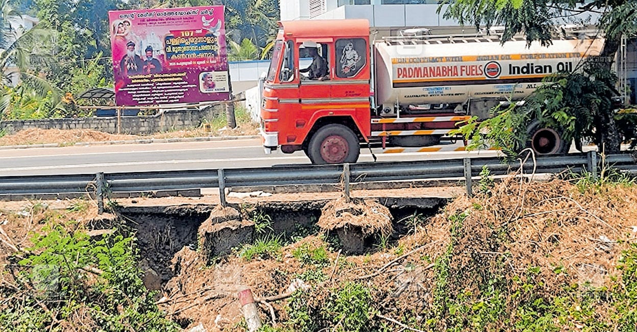 ബൈപാസ് റോഡിന്റെ വശം തകർന്ന് അപകട ഭീഷണി | Adoor bypass collapse | Adoor ...