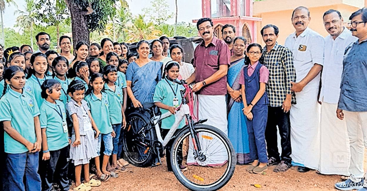 മലയാള മനോരമ ന്യൂസ് ഫെസ്റ്റ് മത്സരം; സമ്മാനമായി സൈക്കിൾ നേടി ദിയ | Adoor ...