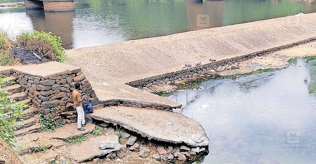 അപകടം ഒളിപ്പിച്ച് പൂവനക്കടവ്; ആൾക്കാർ ഇറങ്ങുന്നത് മരണഭീതിയി ...
