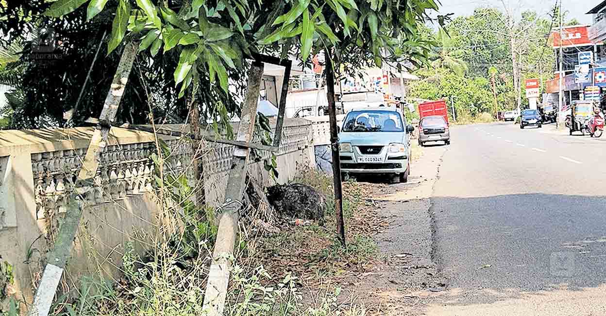 വിലക്ക് ലംഘനത്തിന് പച്ചക്കൊടി; നിലംപറ്റി, മുന്നറിയിപ്പ് ബോർഡ് | Mallappally | Tiruvalla Road ...