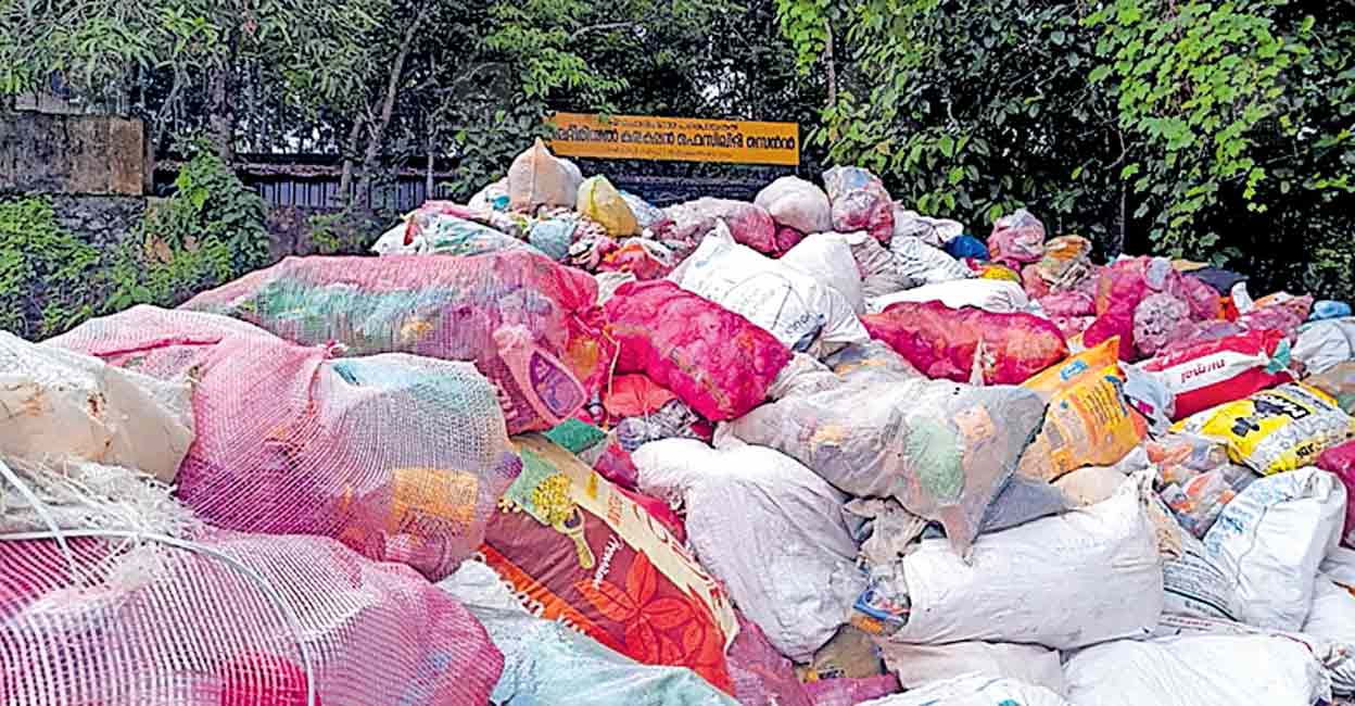 ദേ, ഈ മാലിന്യക്കൂമ്പാരം അധികൃതർ കാണുന്നില്ലേ? | Kaithaparambu ...