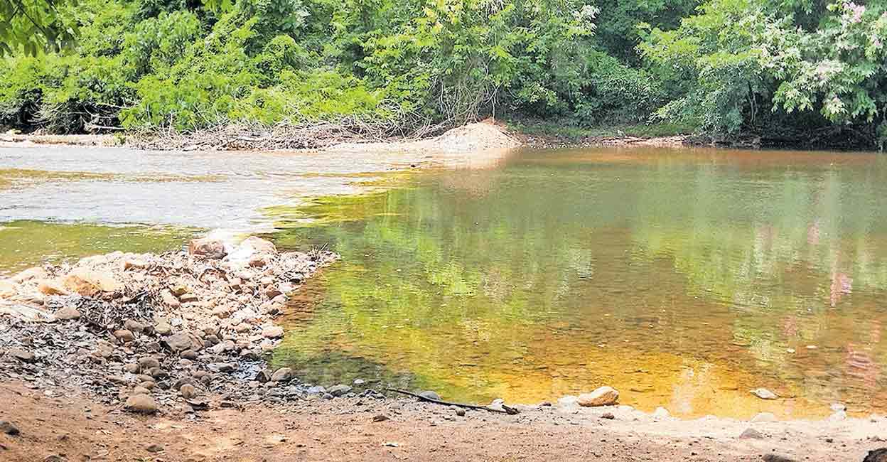 ജലനിരപ്പിനുള്ള മണൽച്ചിറ തകർന്നു; കുട്ടവഞ്ചി സവാരി പ്രതിസന്ധിയി ...