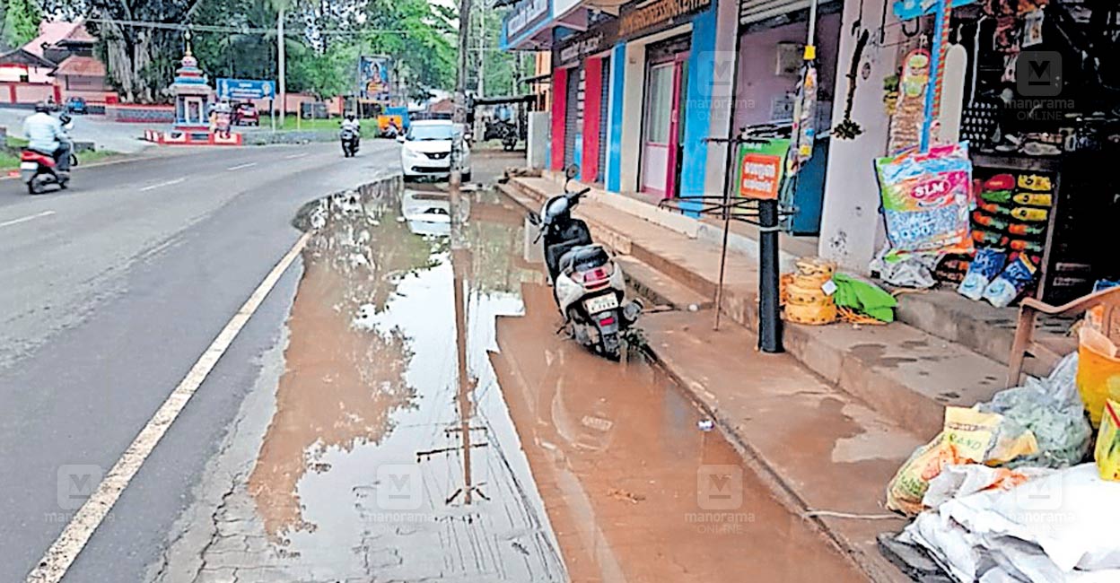 ഒറ്റ മഴ പെയ്താൽ വടക്കുംനാഥൻ ക്ഷേത്ര ജംക്‌ഷനിൽ വെള്ളക്കെട്ട് ...