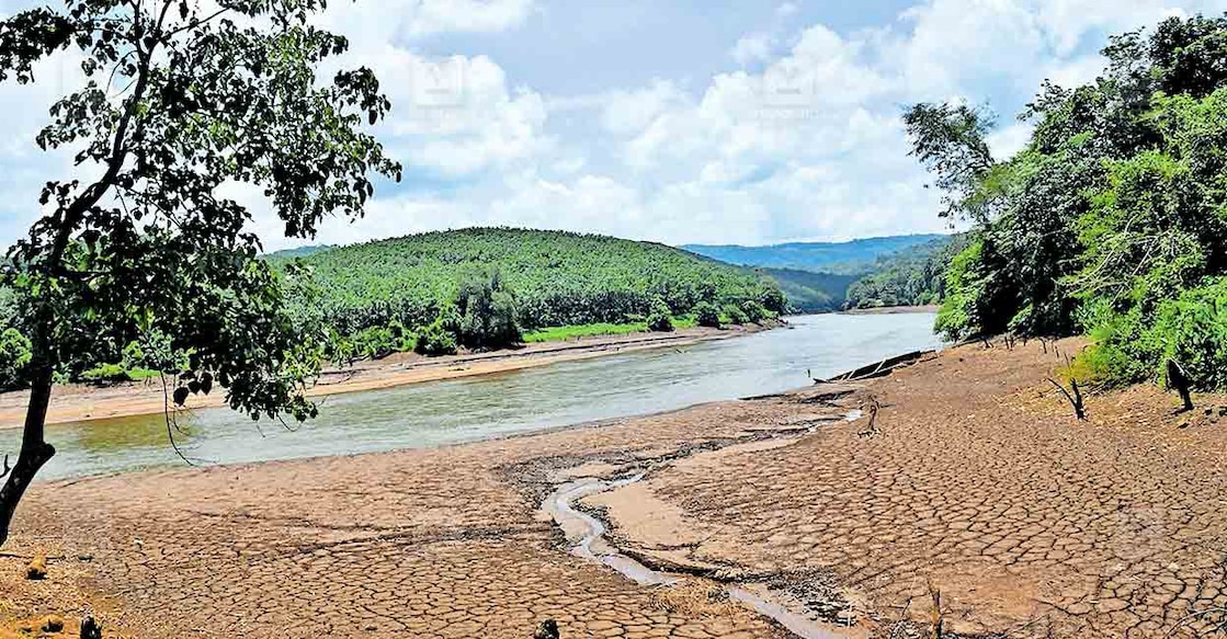 വാൽവുകൾക്കുള്ളിലെ ചെളി നീക്കാൻ മുങ്ങൽ വിദഗ്ധരുടെ സഹായം; മണിയാ ...