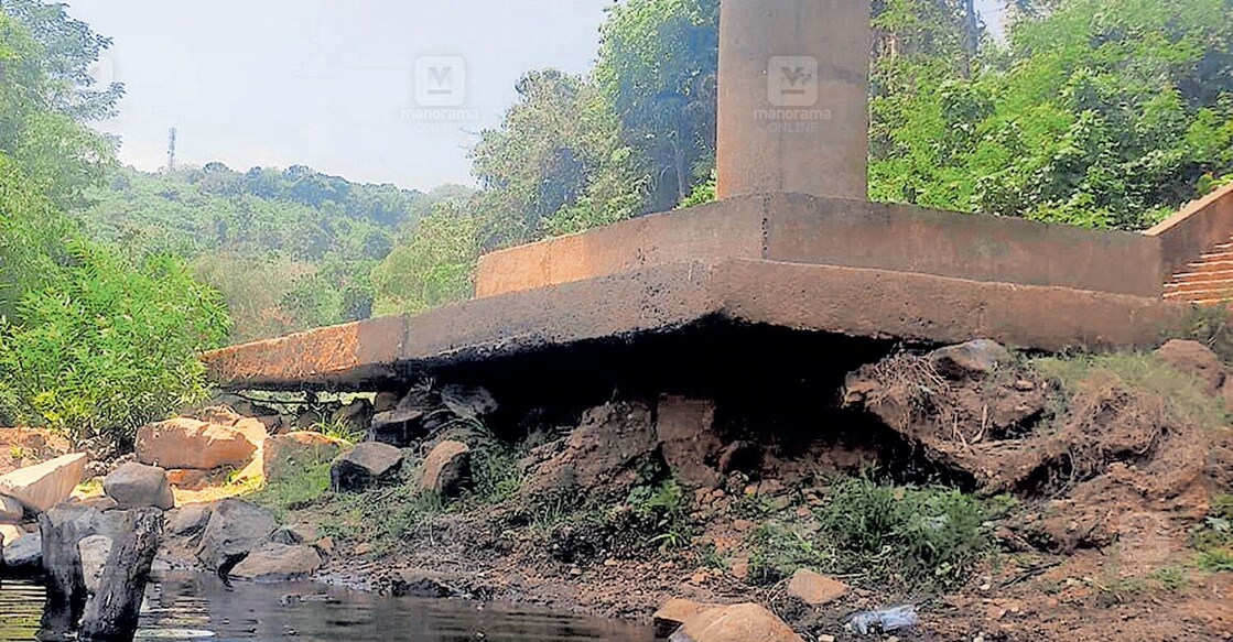 തിരുവാഭരണ പാതയിലെ പേങ്ങാട്ടുകടവ് പാലത്തിന്റെ തൂണിനു ബലക്ഷയം ...
