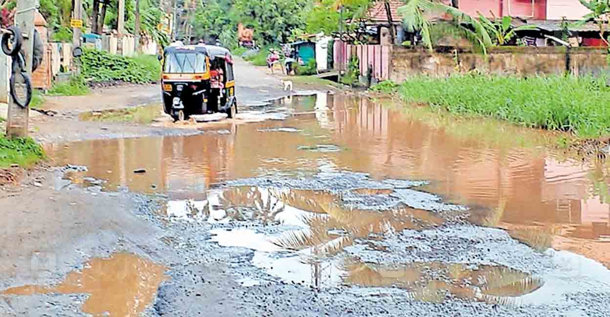 കടപ്ര–വീയപുരം ലിങ്ക് ഹൈവേ: കുഴികളിൽ വെള്ളം നിറഞ്ഞ് അപകടം പതിവ് ...