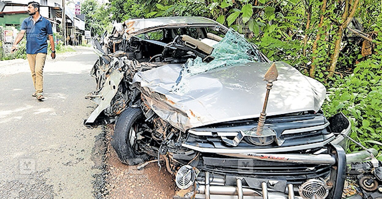 തകർന്ന വാഹനങ്ങൾ റോഡരികിൽ ഇട്ടിരിക്കുന്നത് അപകടഭീഷണി | Konni | traffic ...