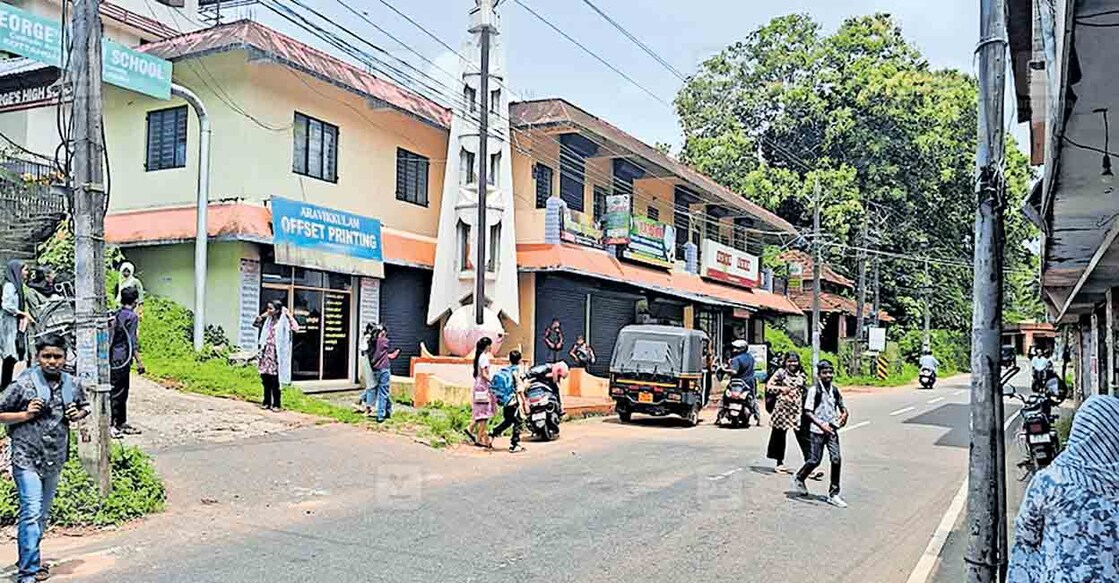 സ്കൂൾ കവലയിലെ പാതകളിൽ സീബ്രാവരയില്ല; അപകട സാധ്യത | Chunkappara ...