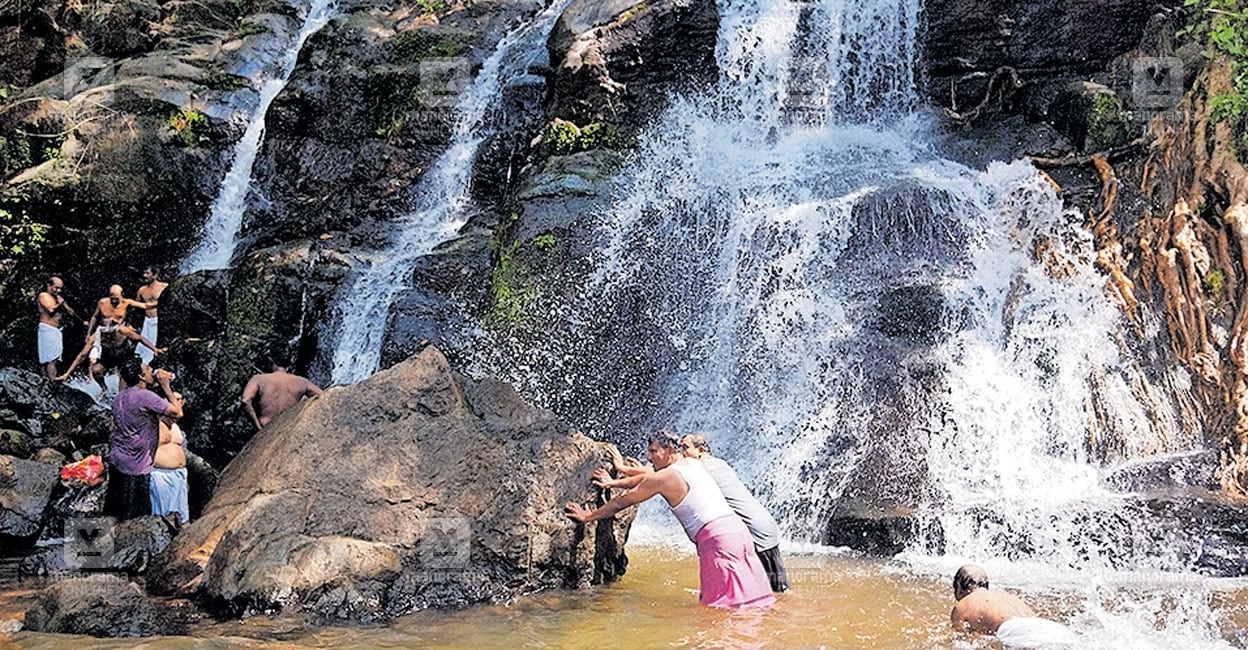 പണിമുടക്കിലും മണ്ണീറ വെള്ളച്ചാട്ടത്തിന്റെ മനോഹാരിതയിലേക്കു സഞ്ചാരികളുടെ ...