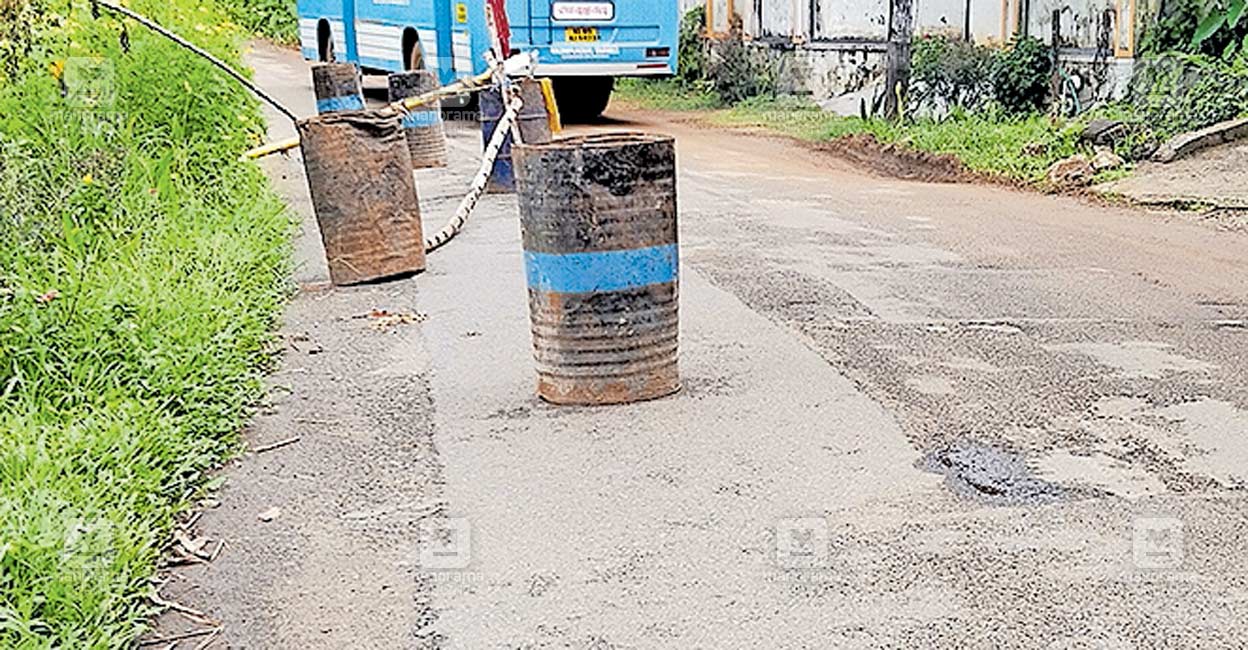 തൊട്ടിയിൽപടി കലുങ്ക് തകരുന്നു; അപകടമറിയാൻ വീപ്പകൾ! | Road | Anicadu ...