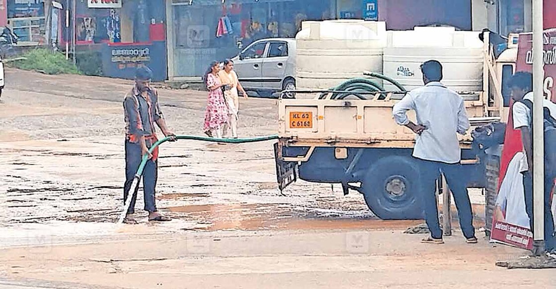 റോഡിലേക്ക് ഒഴുക്കിയ ചെളിവെള്ളം കഴുകിമാറ്റിച്ച് പഞ്ചായത്ത് | Ranni ...