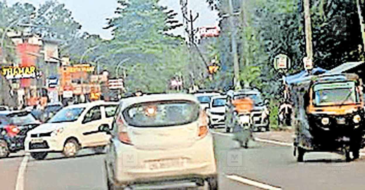 അമിതവേഗം, ഇരുവശത്തും പാർക്കിങ്: അടൂർ ബൈപാസ് അപകട മേഖല | അടൂർ ബൈപാസ് ...