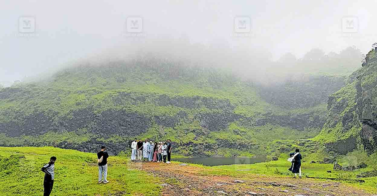 മഞ്ഞിന്റെ മൂടുപടമണിഞ്ഞ് പത്തനംതിട്ടയുടെ ‘മൂന്നാർ’; ആസ്വദിക്കാ ...
