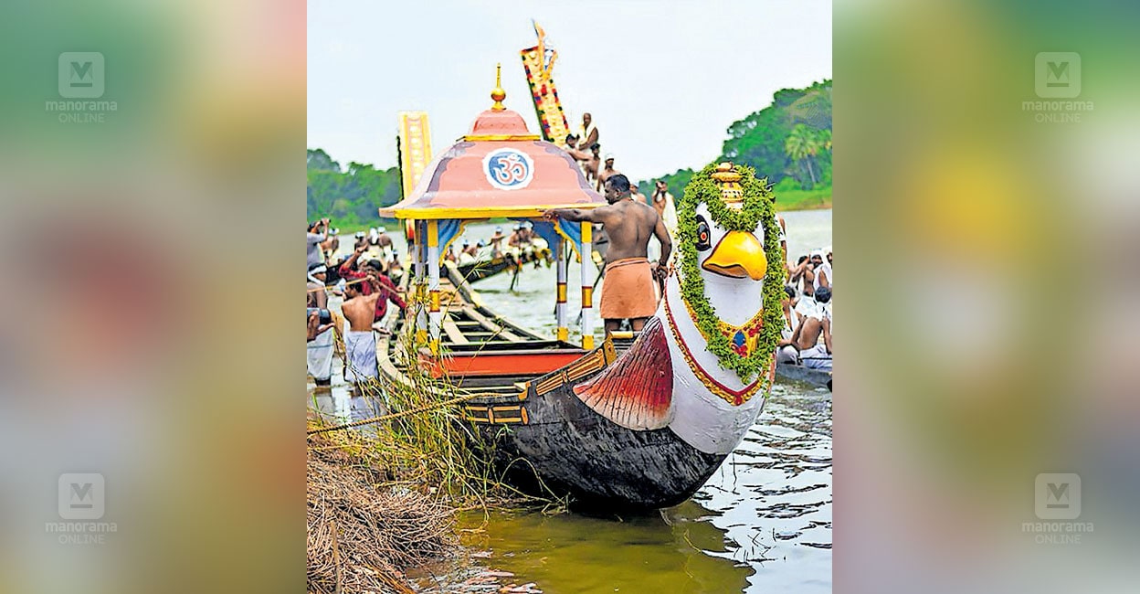 തിരുവോണത്തോണി നീരണഞ്ഞു | Aranmula Boat Race | Thiruvona Thoni | Kerala ...
