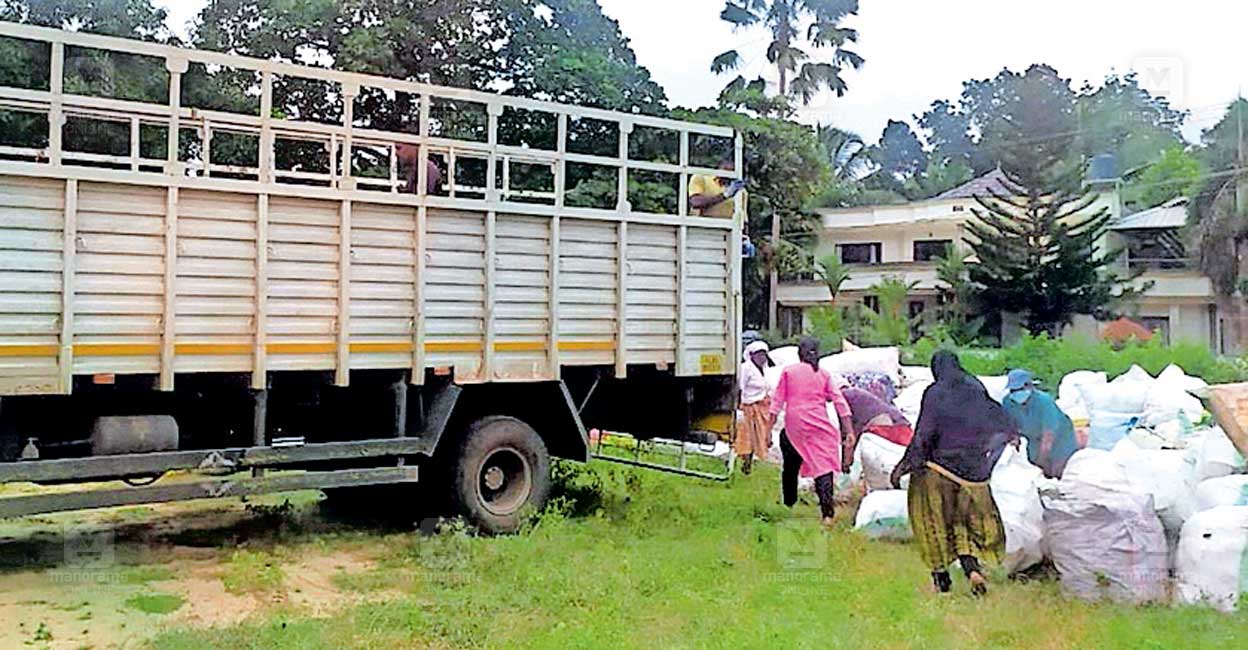 ക്ലീൻ കേരളയ്ക്ക് കടപ്ര പഞ്ചായത്ത് കൈമാറി മൂന്നര ടൺ പ്ലാസ്റ്റിക് ...