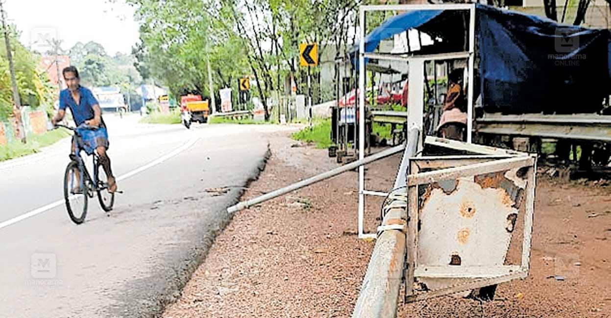 സുരക്ഷാ ഇടനാഴിയൊരുക്കി; പക്ഷേ, ഒരുതരി വെളിച്ചത്തിനു വഴിയില്ല | MC Road ...