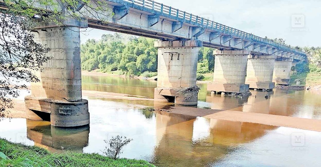 പമ്പയുടെ അടിത്തട്ടിൽ മണ്ണൊലിപ്പ്; പേരൂച്ചാൽ പാലത്തിനു ഭീഷണി | Peruchal ...