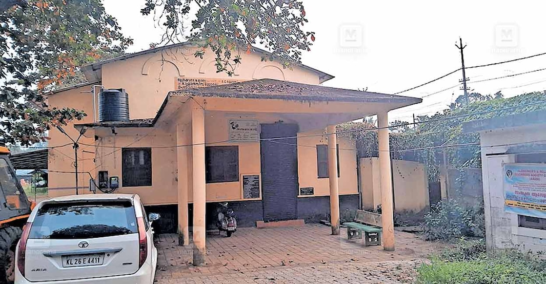 ചെലവിട്ടത് 23.6ലക്ഷം; പാതി തകർന്ന് ബാധ്യതയായി കമ്യൂണിറ്റി ഹാ ...